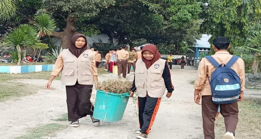 Kepala Sekolah, Staff TU, Guru, dan Siswa Gotong Royong Membersihkan ...