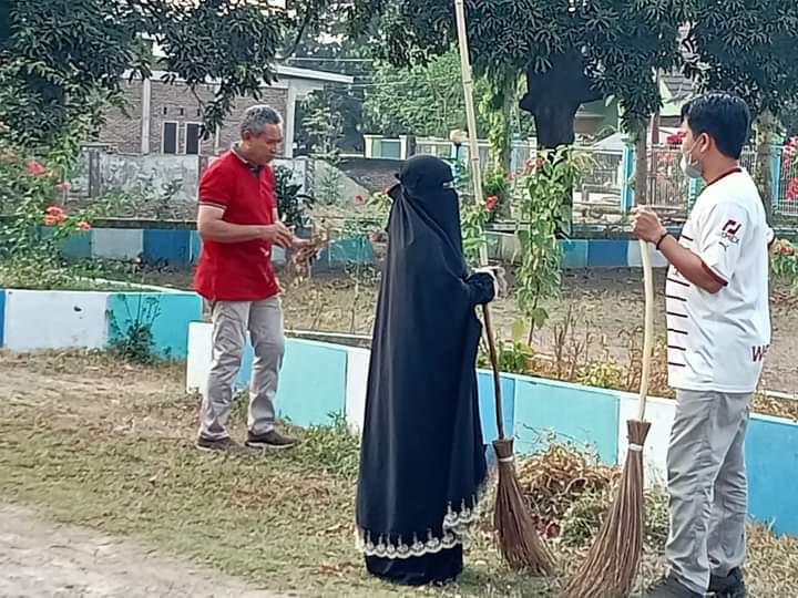Kepala Sekolah, Staff TU, Guru, dan Siswa Gotong Royong Membersihkan ...