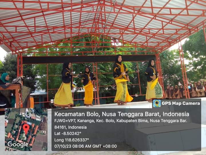 Kepala Sekolah, Staff TU, Guru, dan Siswa Gotong Royong Membersihkan ...