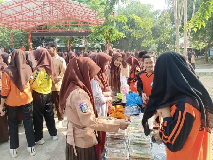 Kepala Sekolah, Staff TU, Guru, dan Siswa Gotong Royong Membersihkan ...